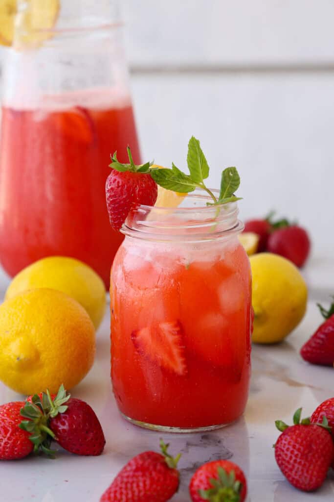 Easy Strawberry Lemonade - The Cooking Foodie